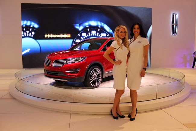 2014 Detroit Auto Show Girls | Carsfresh