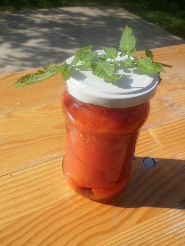 Myra's kitchen: Conserva de rosii in suc propriu