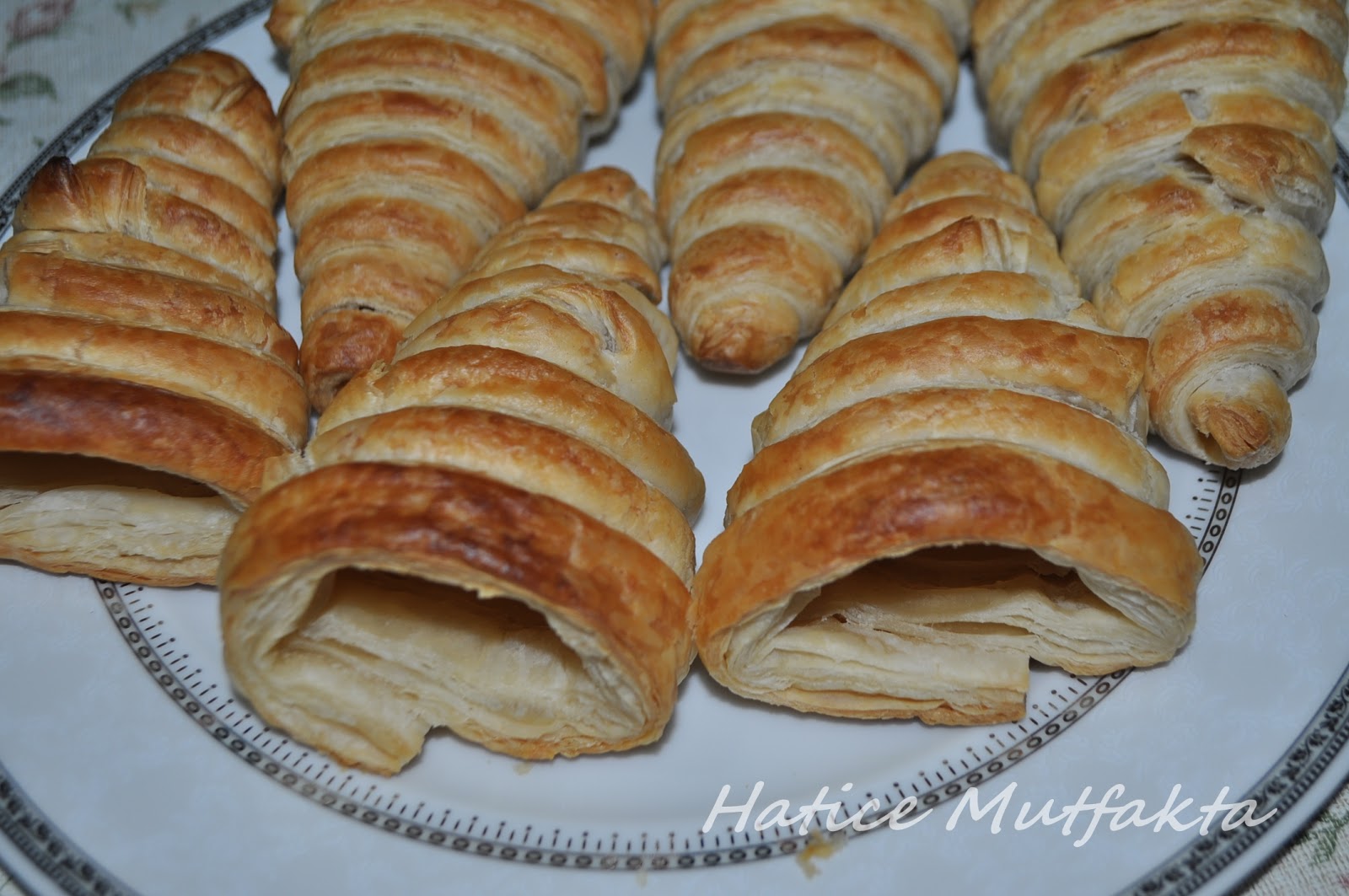 Hatice Mutfakta: Milföy Külahında Muhallebi (Torpil Pasta)