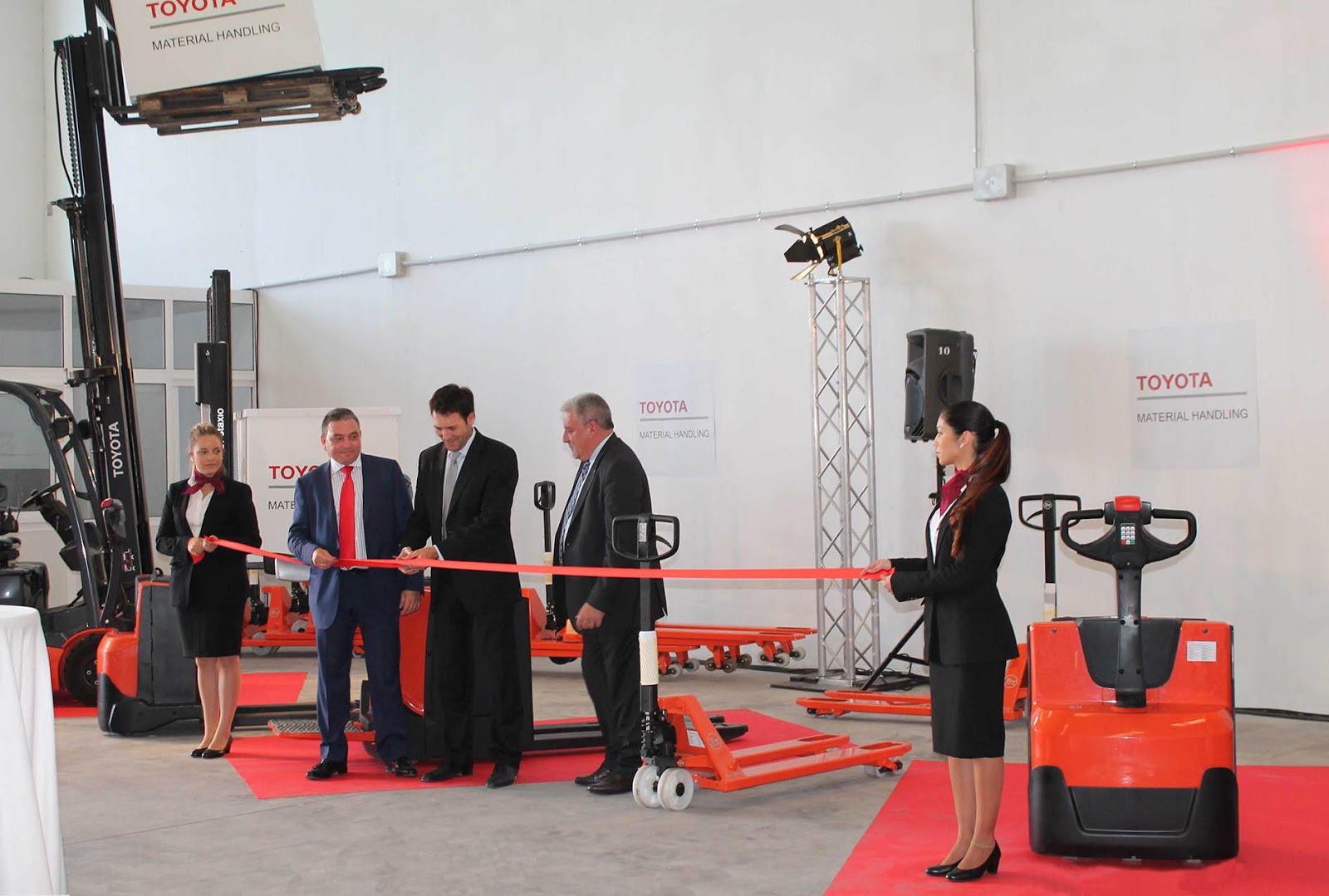 Novo Logística blog: Toyota Material Handling España inaugura su ...