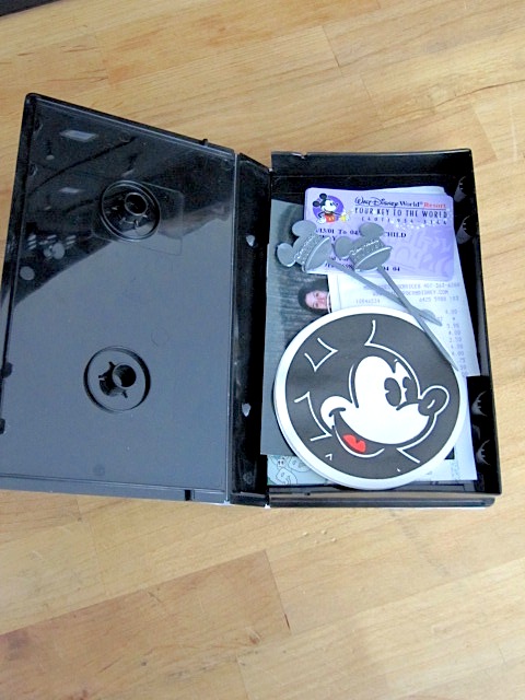 Sew Many Ways...: Thrifty Thursday...Recycled VHS Case To Memory Box