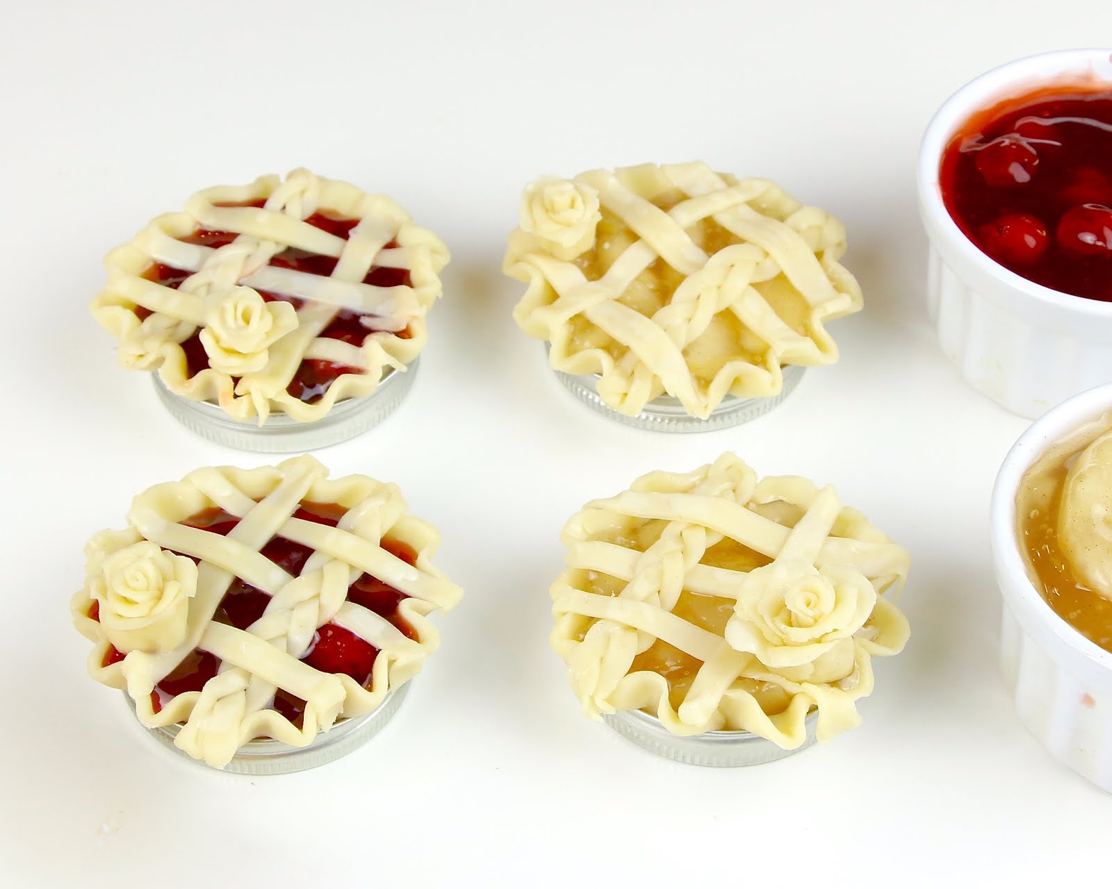 {VIDEO} Mini Pies (How to make pies in mason jar lids) - The Lindsay Ann