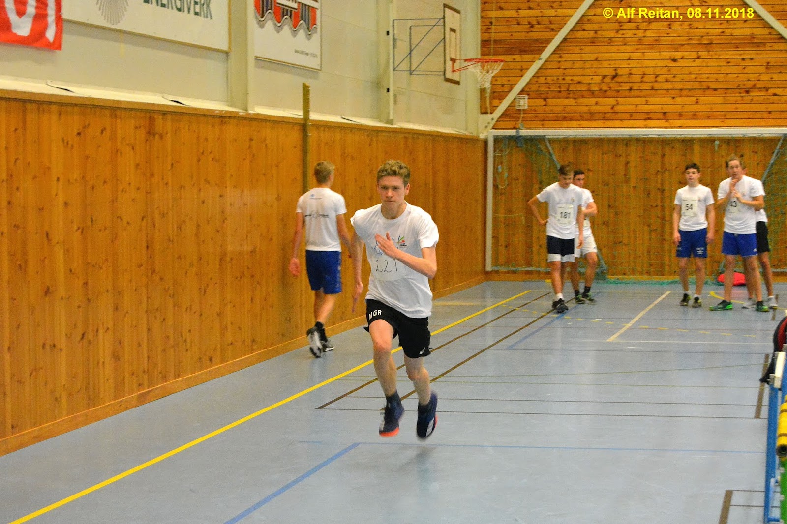 Lengdehopp, Gutter 10. klasse.