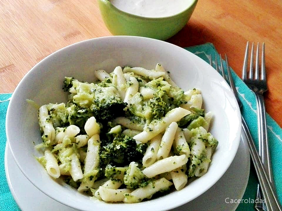 Pasta con brócoli y salsa de queso ligera | Caceroladas