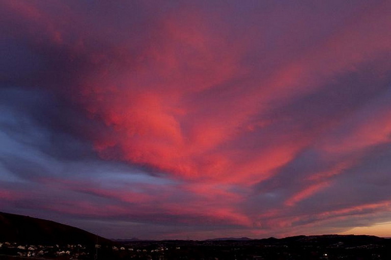 Awan Merah Jambu (Pink Clouds) - cekrisna