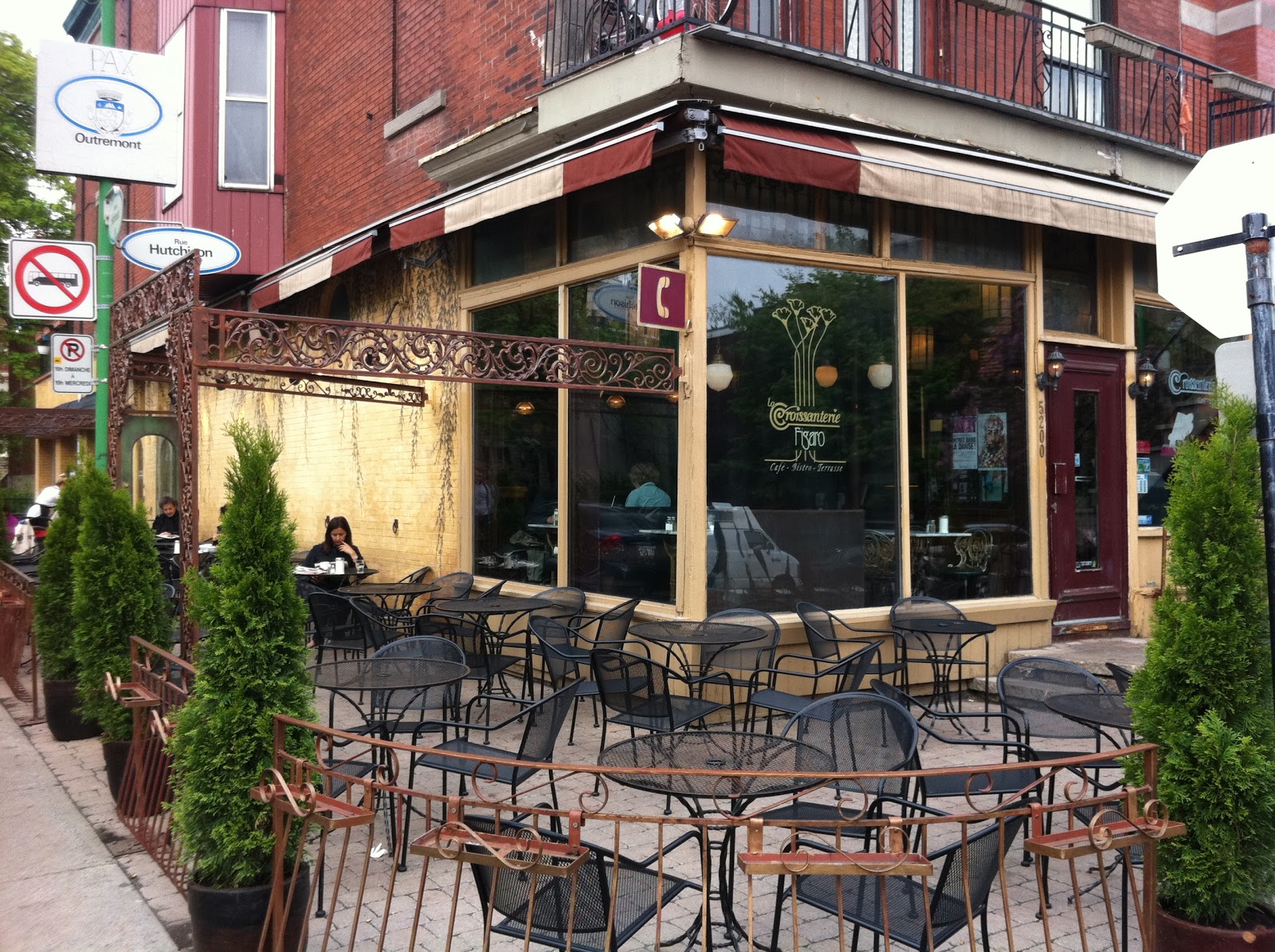 Life on two wheels: Team breakfast