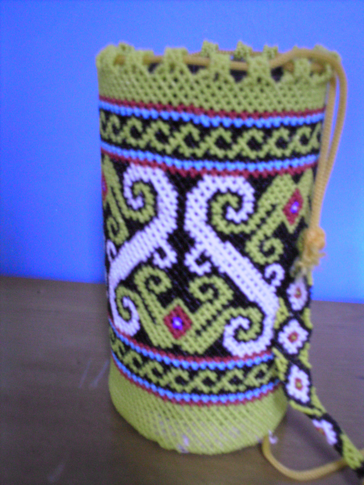 Produk Asli Sarawak: Ajat dibuat dari anyaman manik