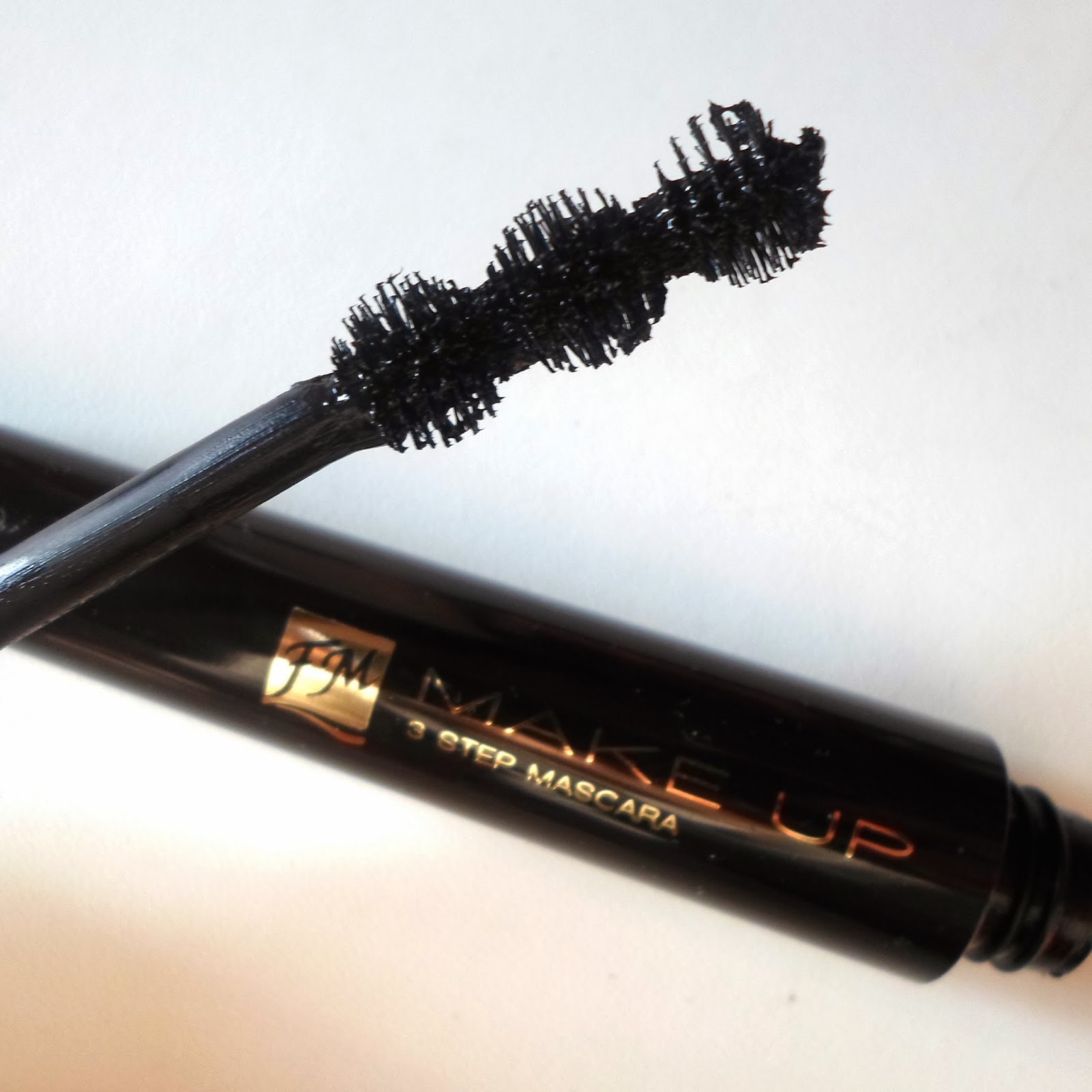 La Ligne Graphique: Review Mascara 3 Step - FM Group