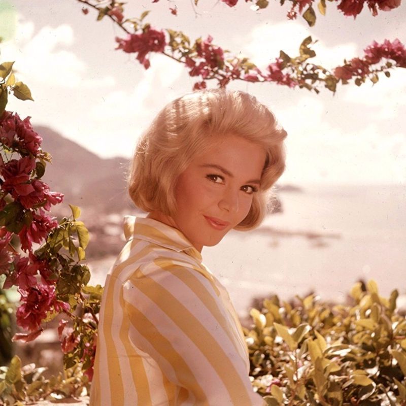 53 Stunning Color Photos of Sandra Dee From Between the 1950s and 1960s ...