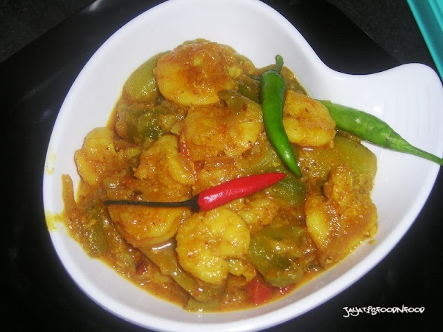 Jayati's Food Journey - Enjoy!!!: Jhinge Chingri-Prawn with Ridge gourd