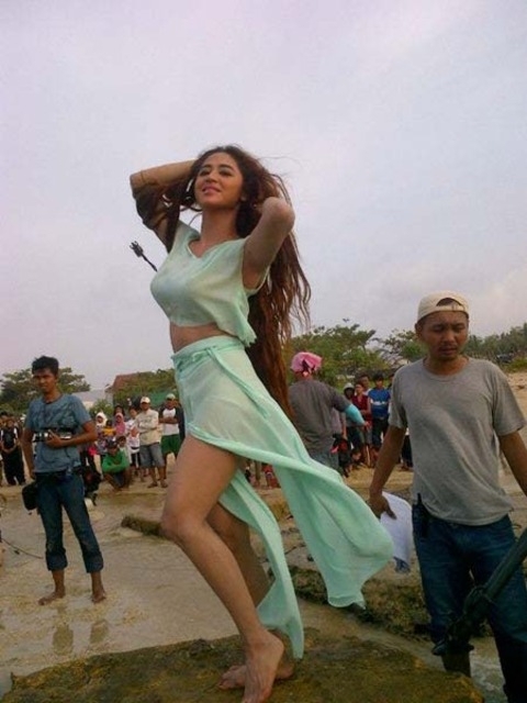 Lingerie and Swimsuit Models: Dewi Persik dalam Film Dewi Ular Titisan Nyi Blorong