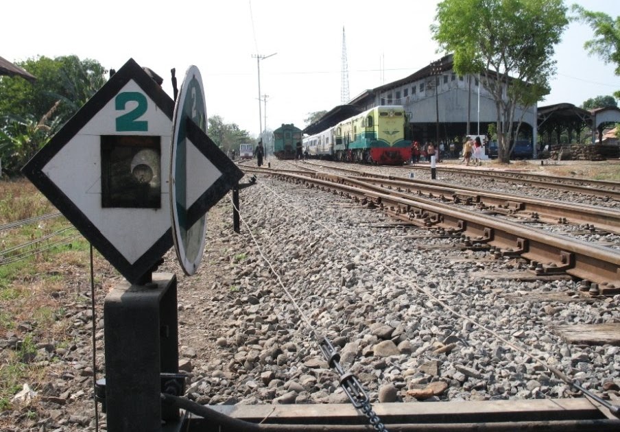 Corumpere!: Semboyan Kereta Api