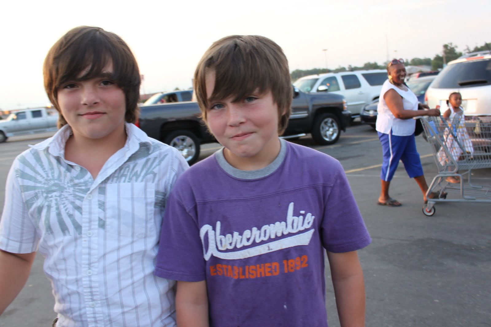 Mojoy: Three divas at WalMart