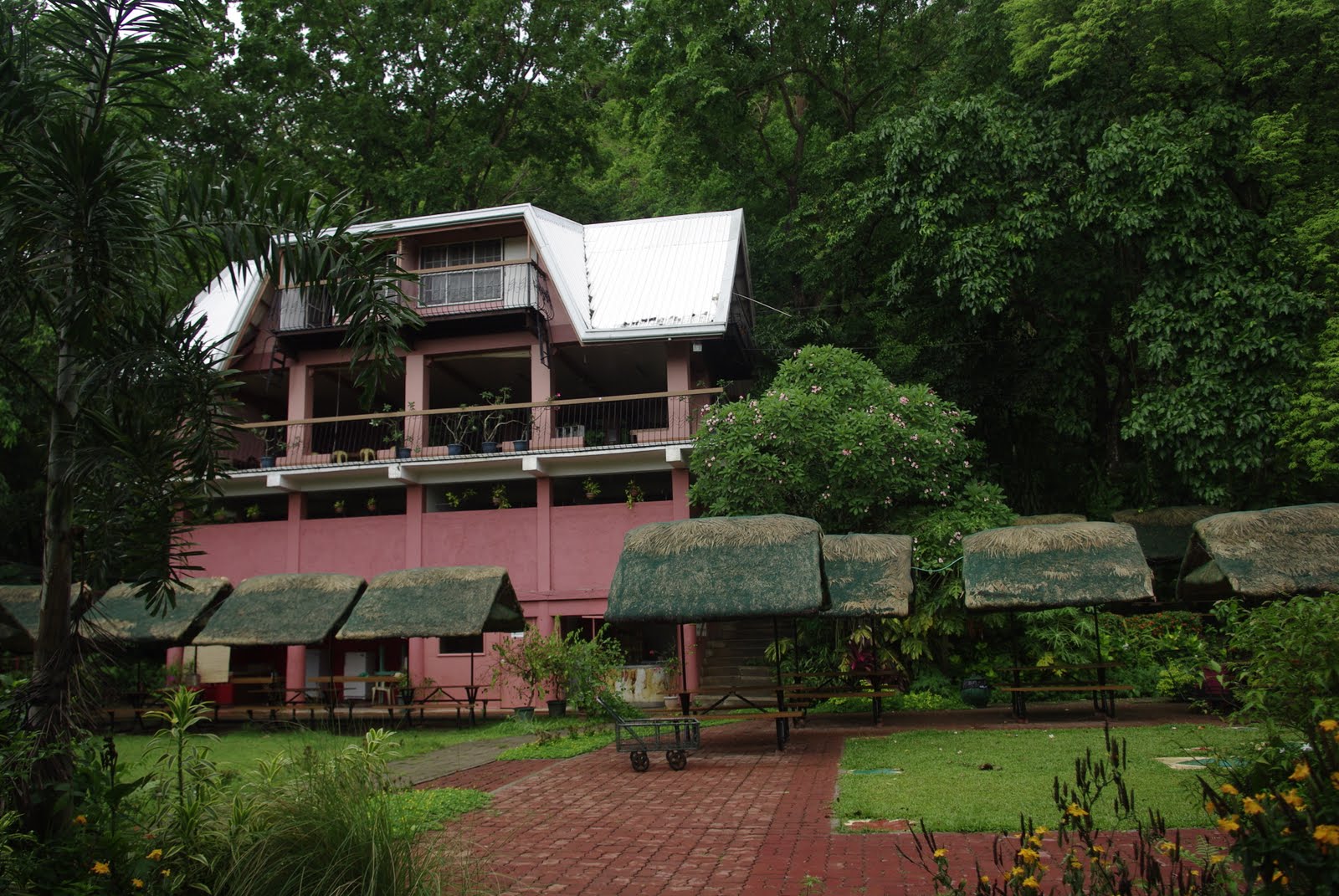 Pinoy Budget Travel Adventures: La Roca de Trinidad Hot Spring Resort