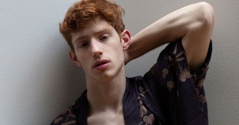 El modelo pelirrojo Kevin Adrian desnudo