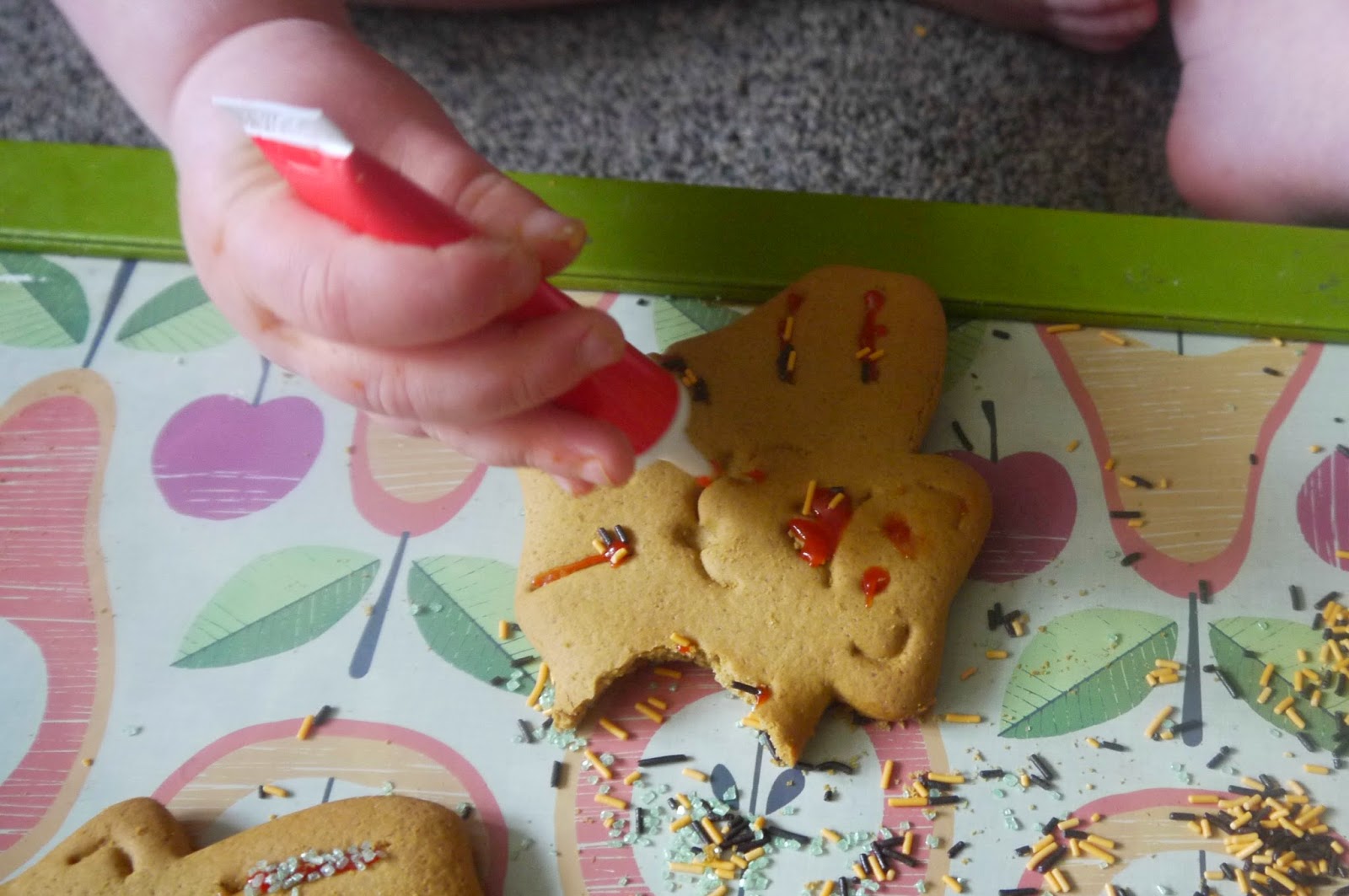 MUMMY MONDAY | DECORATING GINGERBREAD BATS