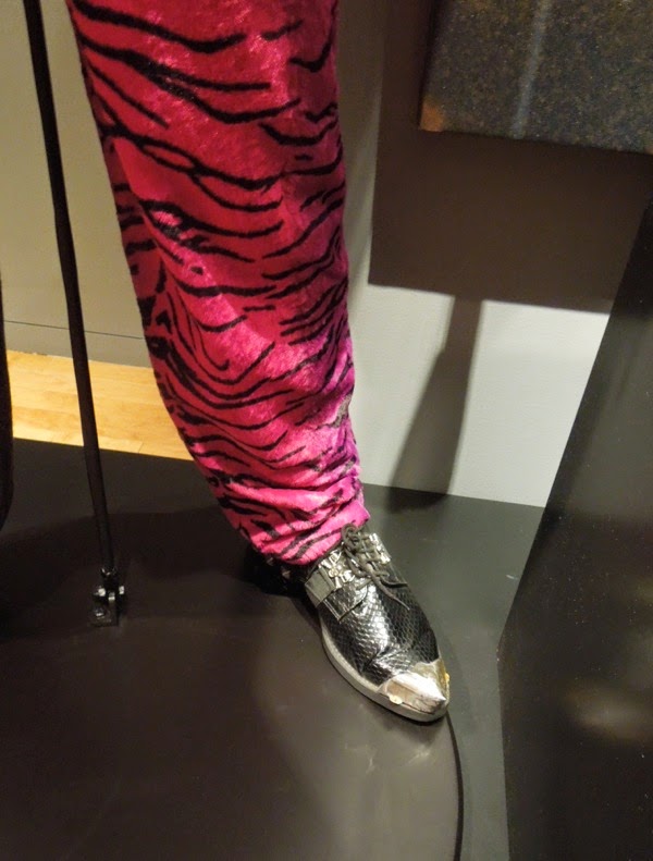 Hollywood Movie Costumes and Props: The Riddler and Two-Face villain ...