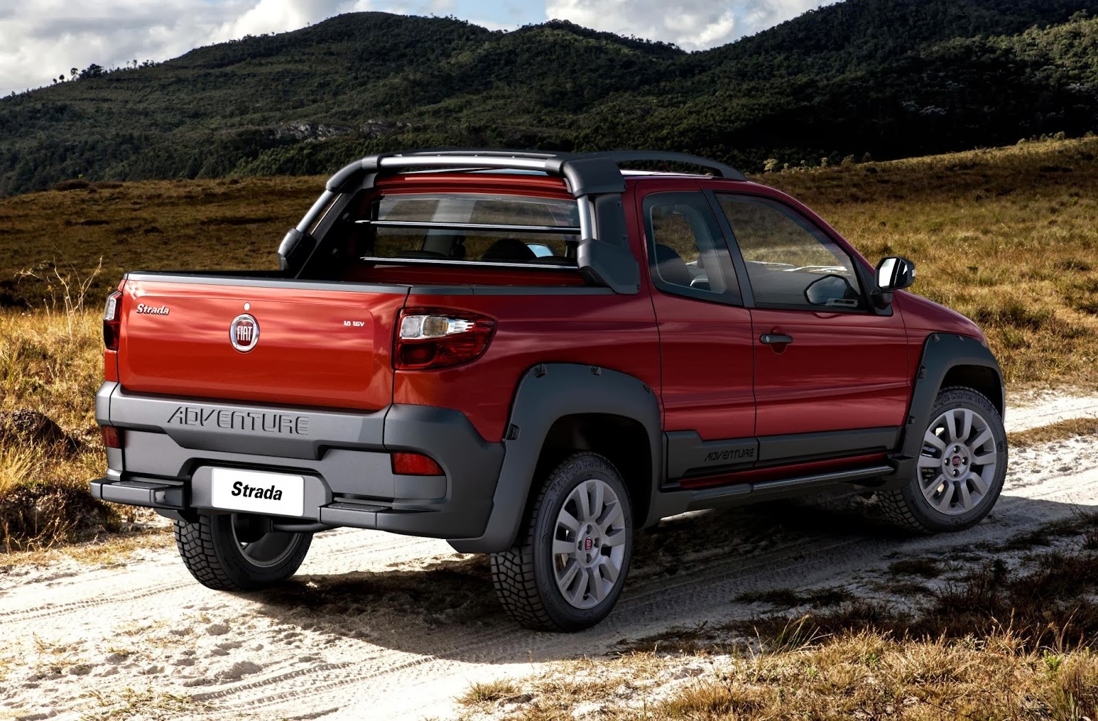 Fiat lança Strada Working, Trekking e Adventure 2014