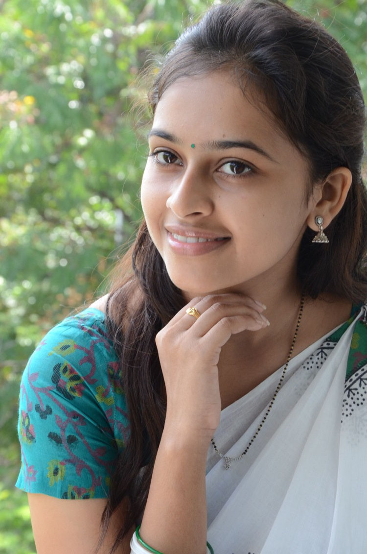 Sri Divya - Gorgeous in White Saree - Tollywood Image Spotlite