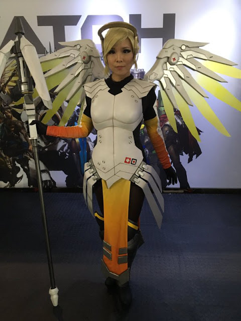 Overwatch Cosplay: Mercy cosplay