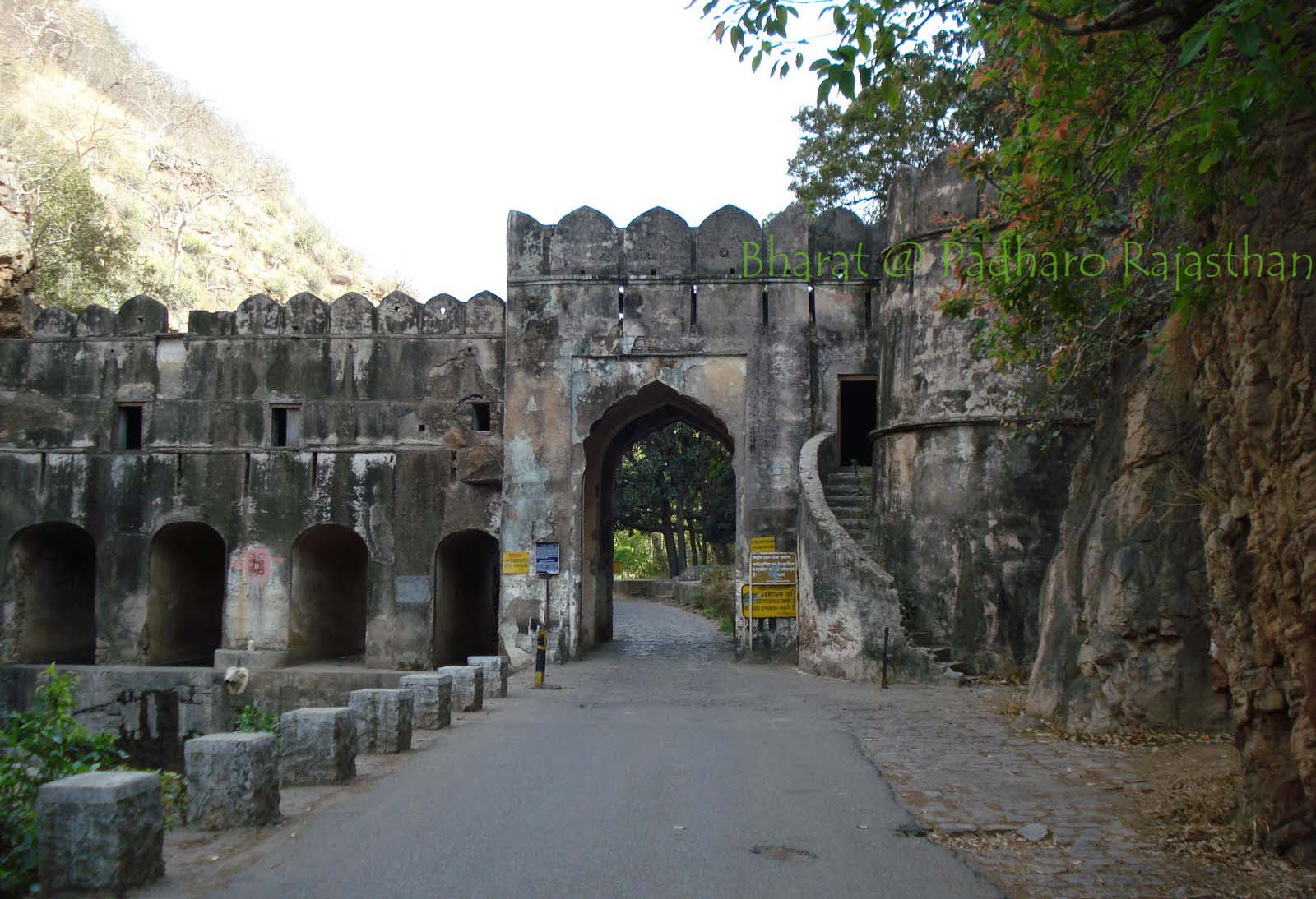Padharo Rajasthan: Ranthambore National Park – Entrance To Fort and ...