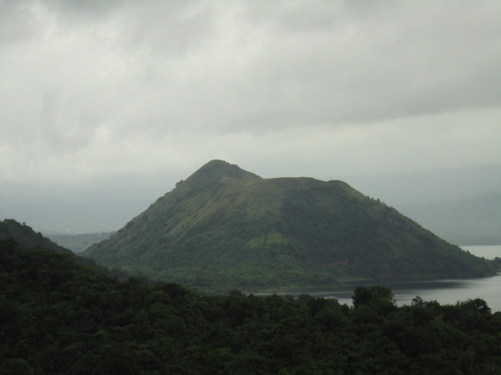 brokebackpacker: Taal Lake - Volcano Island