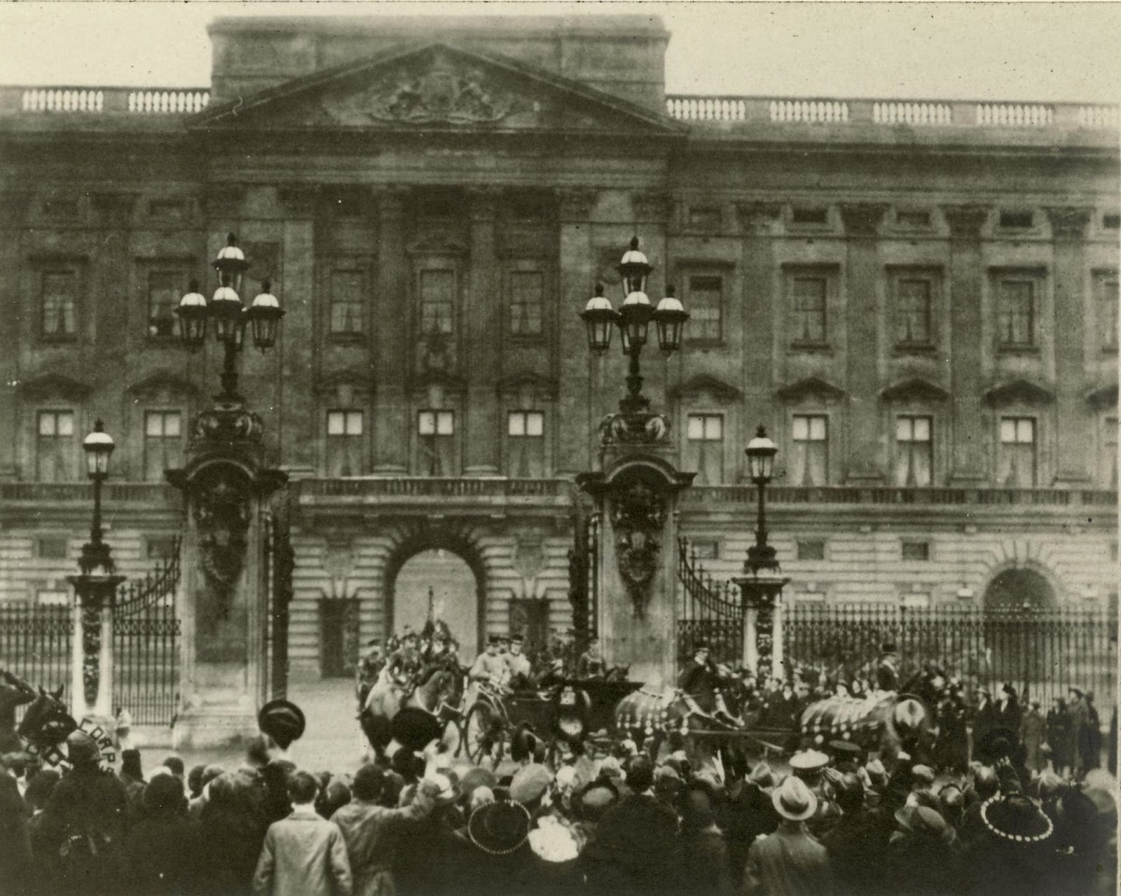 Pictures of President Woodrow Wilson Attends the Paris Peace Conference ...