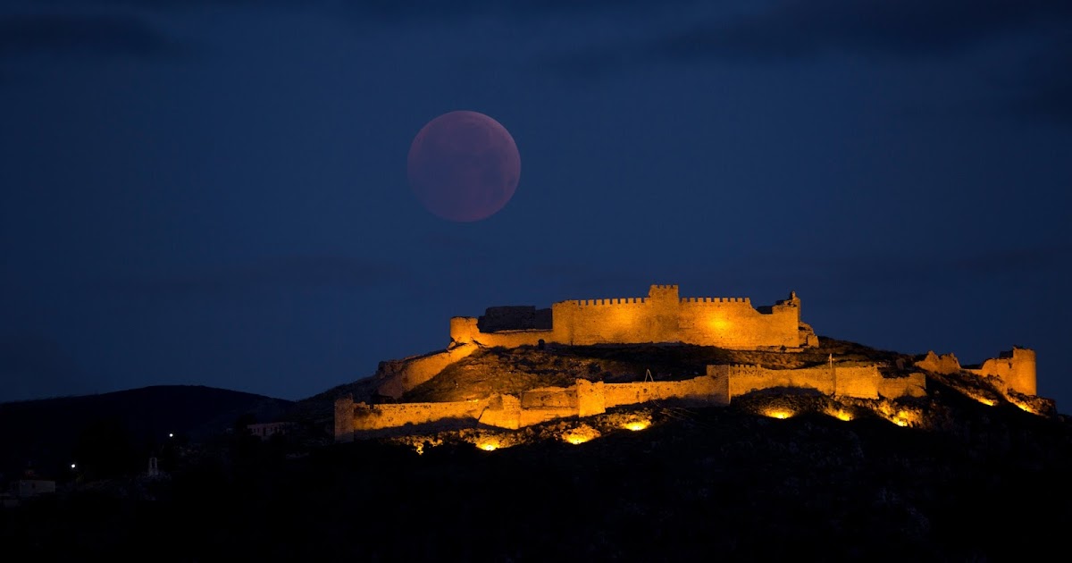 Rancho Las Voces: Galería / Petros Giannakouris: «The moon over the ...
