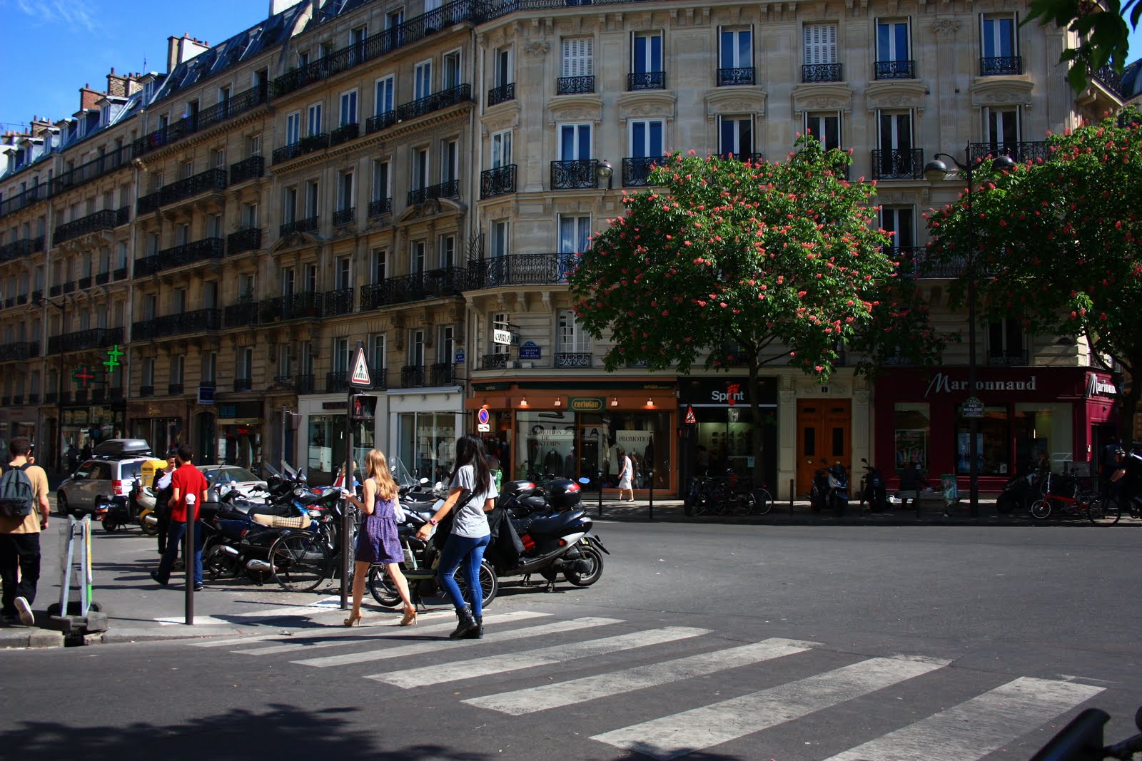 à pied dans les rues de Paris: 48. Carrefour (1) - De la Croix Rouge