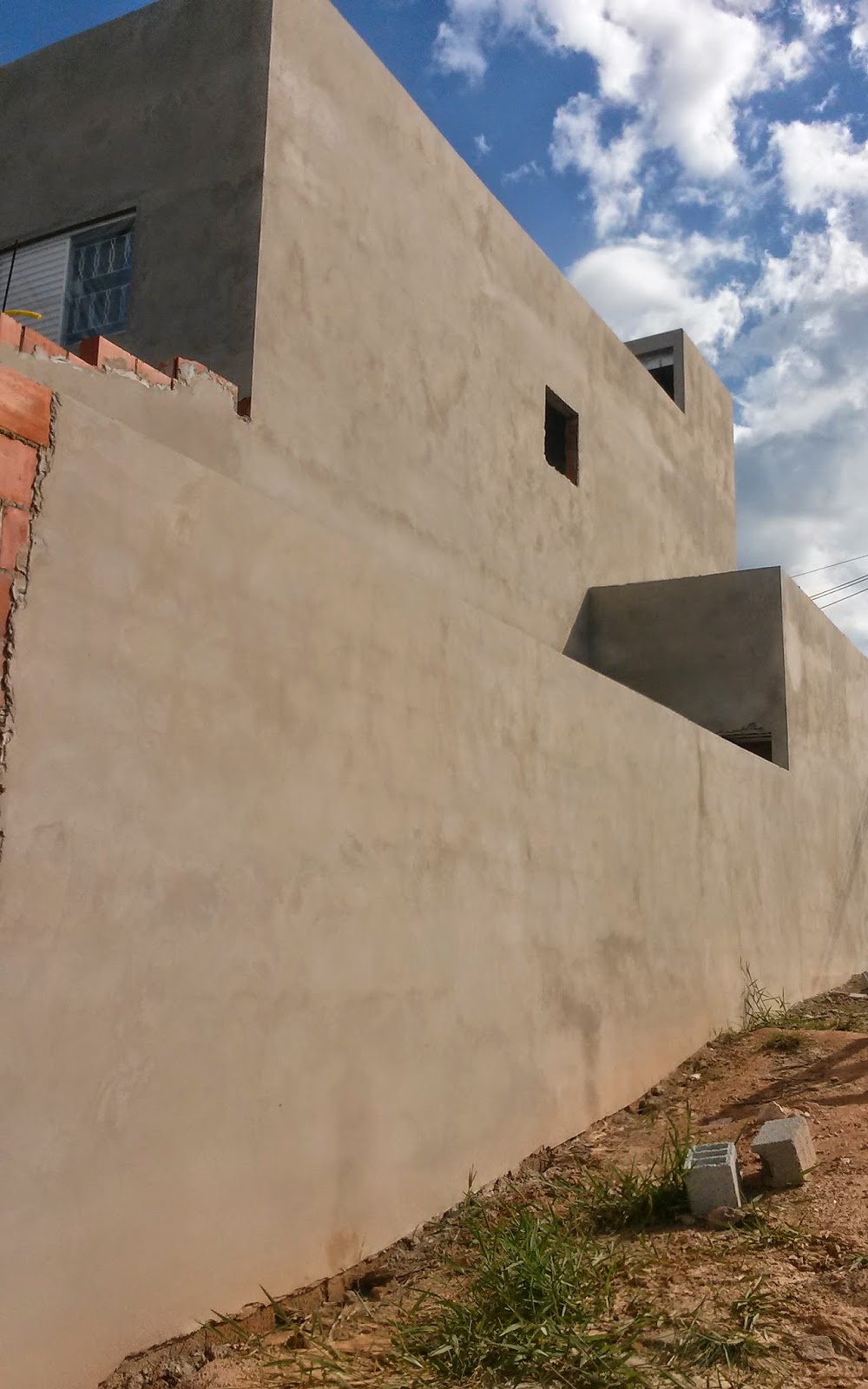 CONSTRUINDO CASAS: Reboco externo acabando...