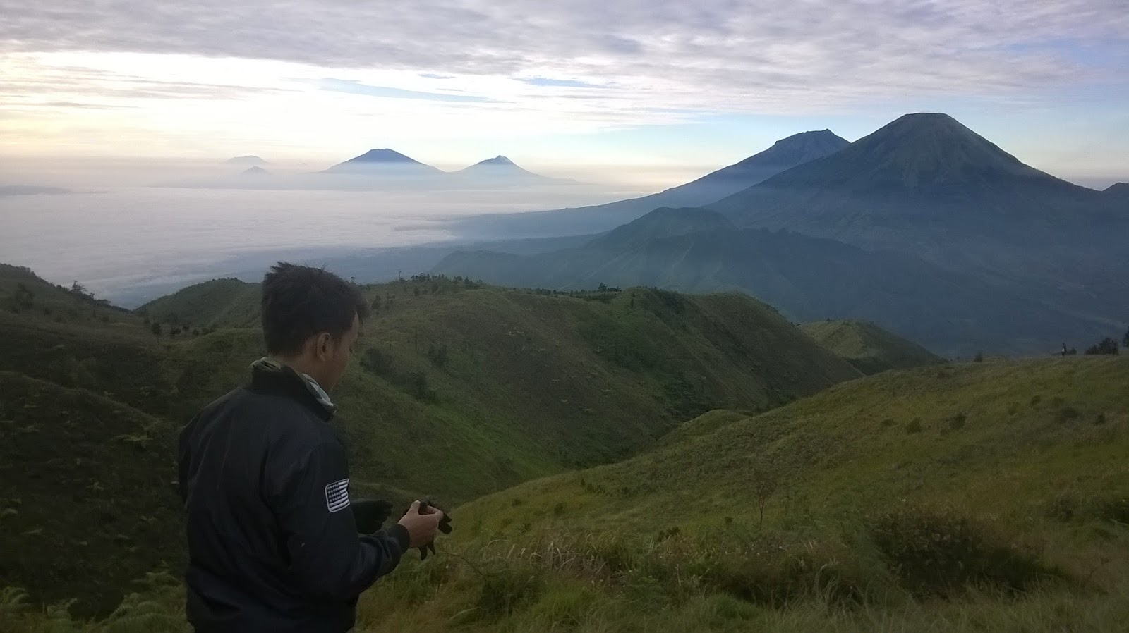 Indahnya pemandangan dari atas Gunung Prau