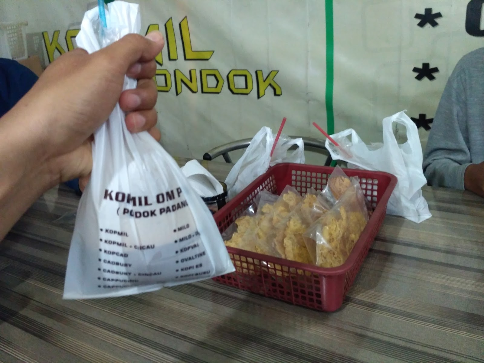 Asiknya Nongkrong di Kelenteng See Hin Kiong Sembari Seruput Kopmil ...