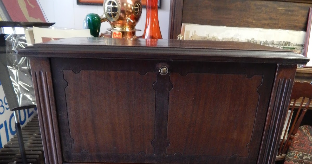 13909 Antiques: 1920s Freshman Masterpiece Radio Cabinet