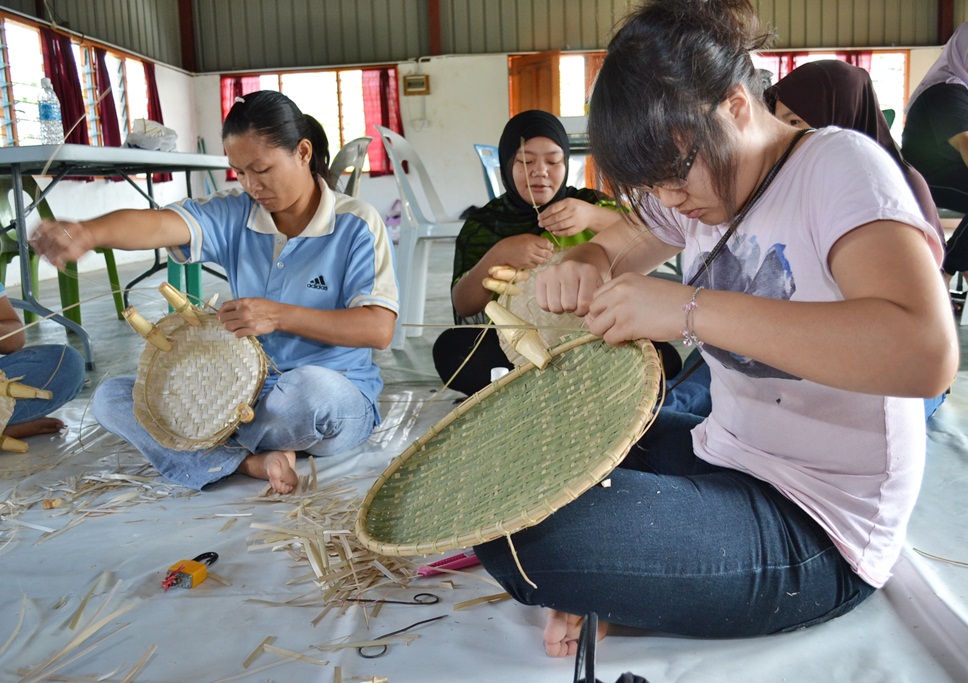 YAYASAN SABAH ZON PANTAI BARAT SELATAN: Kursus Menganyam Rilibu Dan Raya