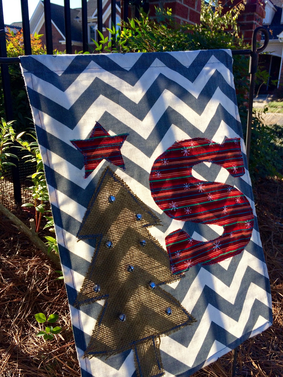 Cut Now, Measure Later : DIY Christmas Garden Flag