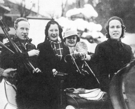 Leslie Howard: With Family - Photos