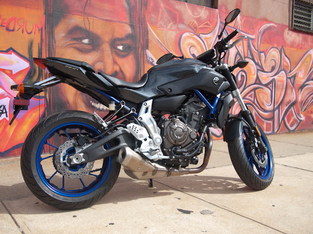 BlackBee : An NYC Cafe Racer: Yamaha XSR900 vs. FZ-07