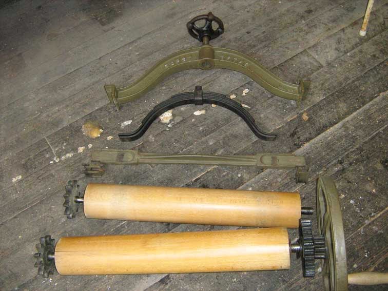 Kerstin's extras: The innards of one table-top mangle