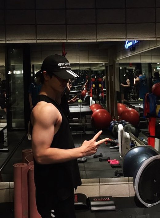 BtoB's Sungjae shows off his massive arms