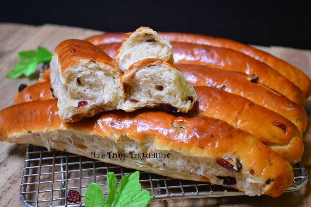 Through The Kitchen Door: Cranberries/Raisins Pai Pau (Bread)