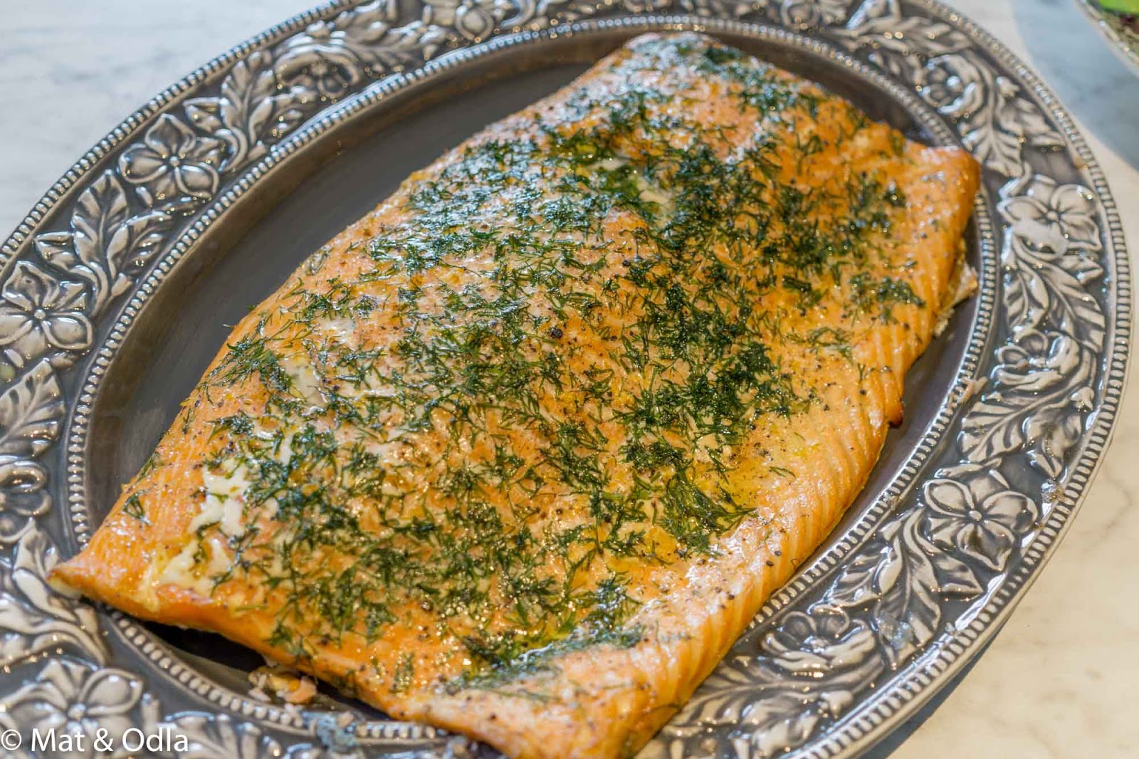 Grillad laxsida med färskpotatis och örtsås