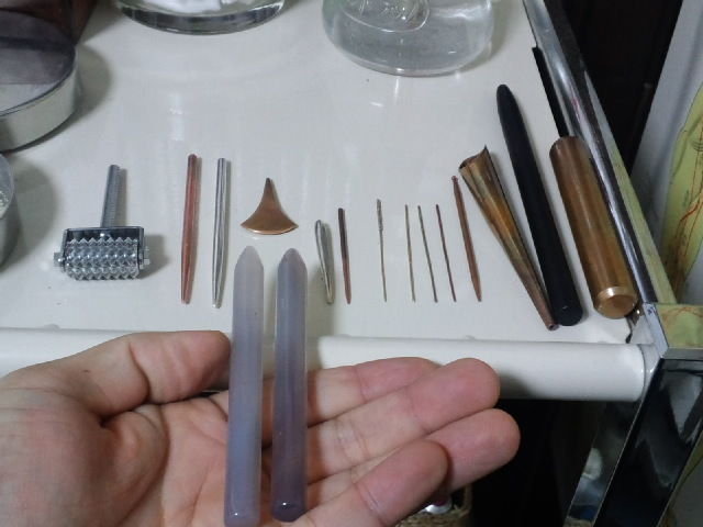 Hari and Moxa clinic Yoshindo: Equipment of contact acupuncture