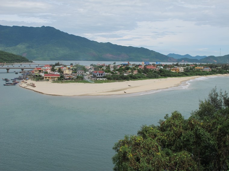 Xin chao!: Vietnam beautiful beaches, islands and bays