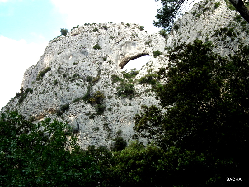 Un jour....Une photo !: Combe Vidauque : grotte tunnel , roche percée ...