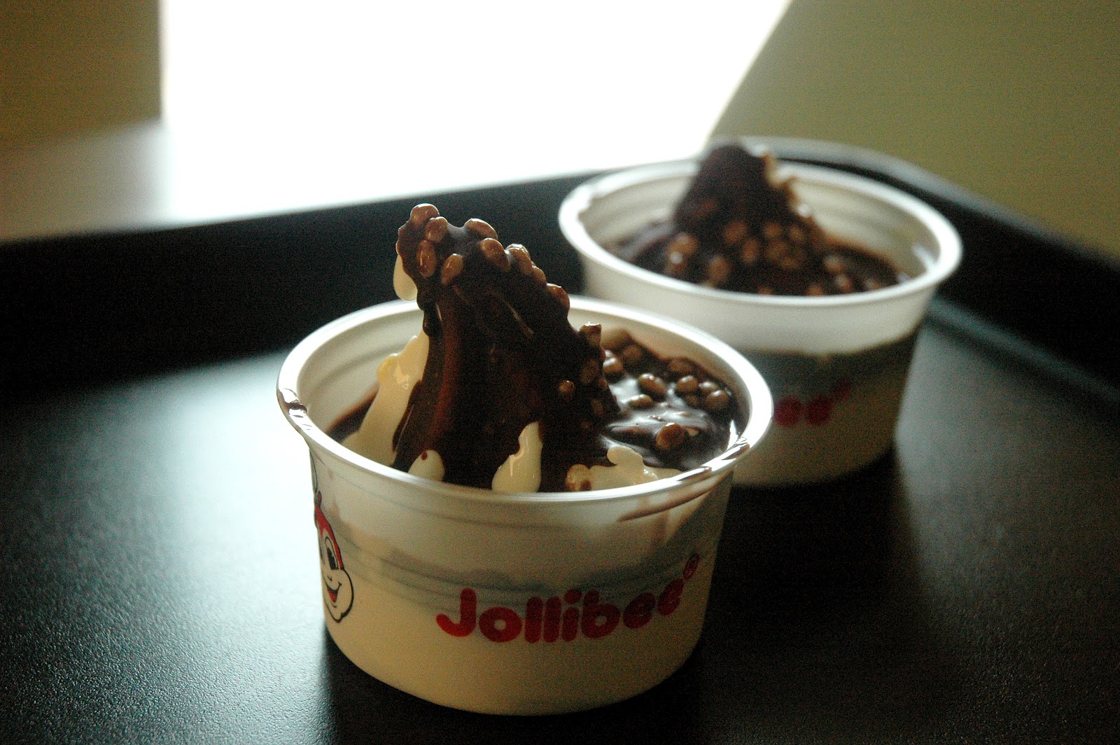 DUDE FOR FOOD: Quick Bites: Jollibee's Chocolate Krunchy Twirl