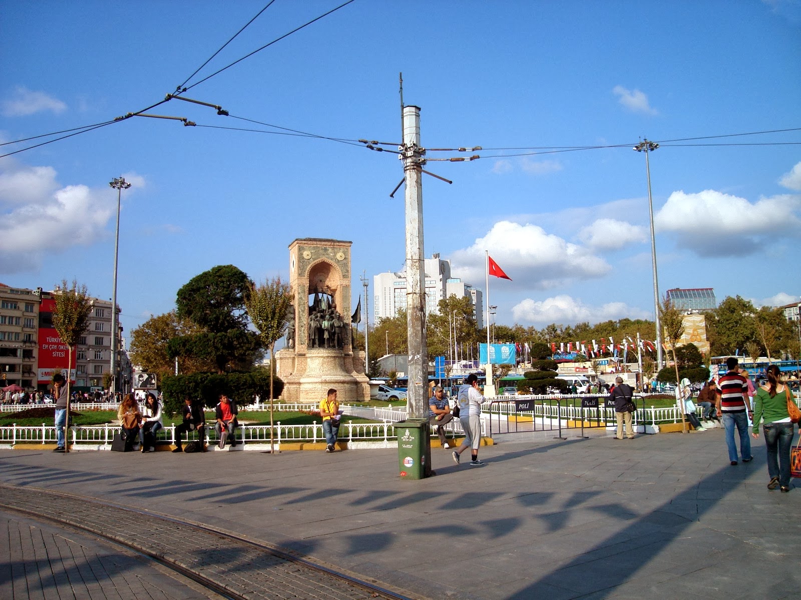 ΚΩΝΣΤΑΝΤΙΝΟΥΠΟΛΗ: ΜΙΑ ΒΟΛΤΑ ΣΤΗΝ ΠΛΑΤΕΙΑ ΤΑΞΙΜ, ΣΤΗΝ ISTIKLAL ΚΑΙ ΣΤΟ ...