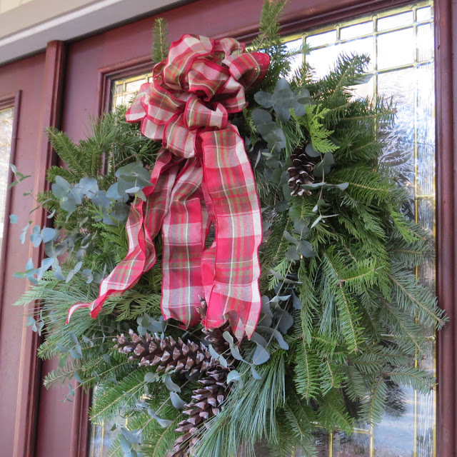 DesignsandEvents: Naturally Decorating the Front Step for Christmas