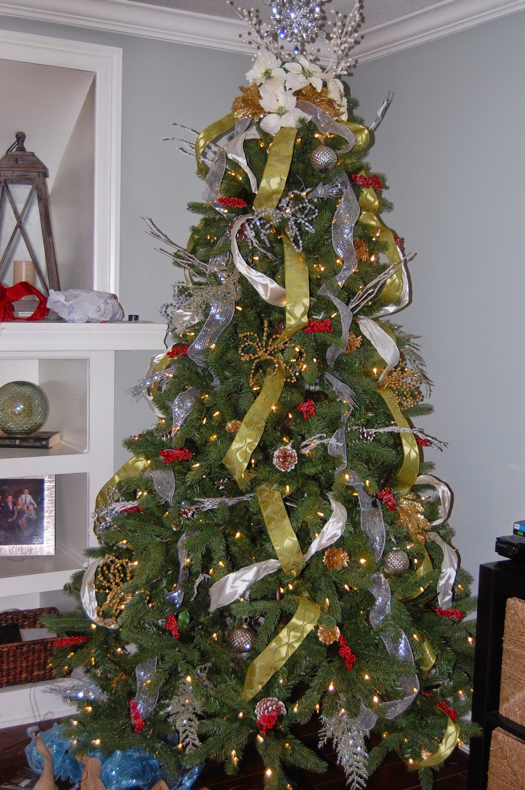 Classic Style Home: Step-By-Step Tree Decorating