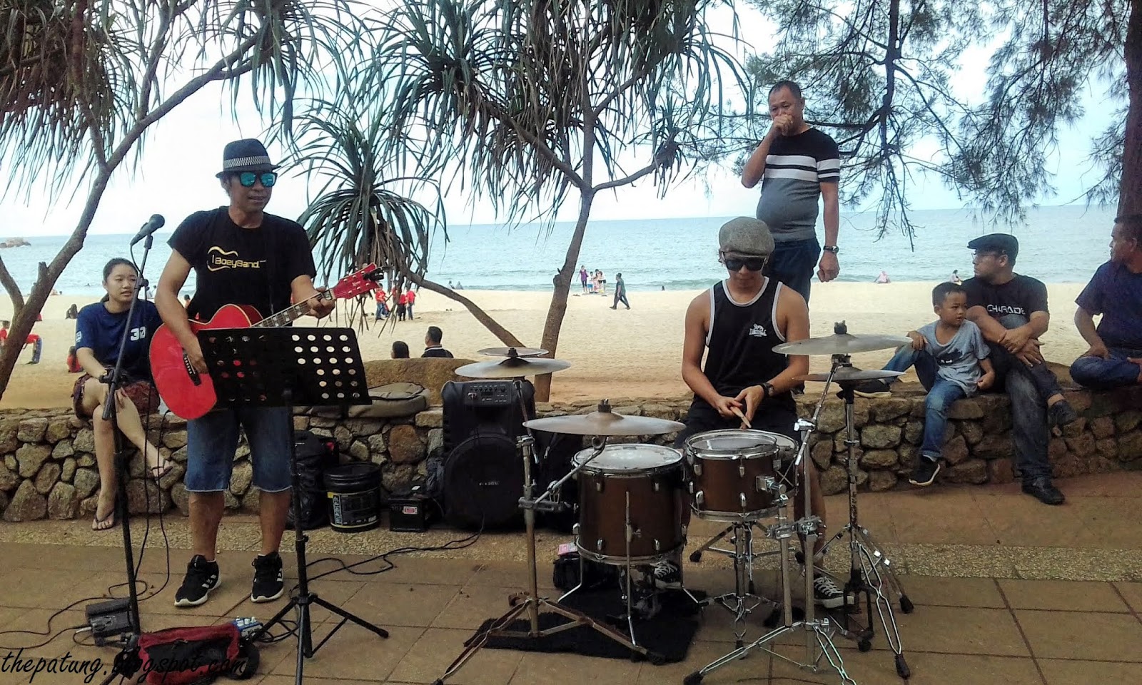 PATUNGCENDANA : BUSKING BY THE BEACH ... 4 minute update