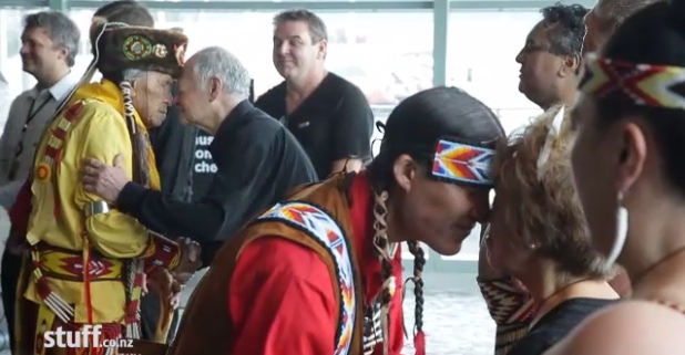 White Wolf : Native American Celebrities Meet Maori Culture (Video)